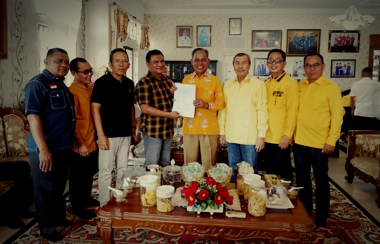 Haji Herman -Yuliantini Terima SK DPP Golkar Maju Pilkada Inhil 2024